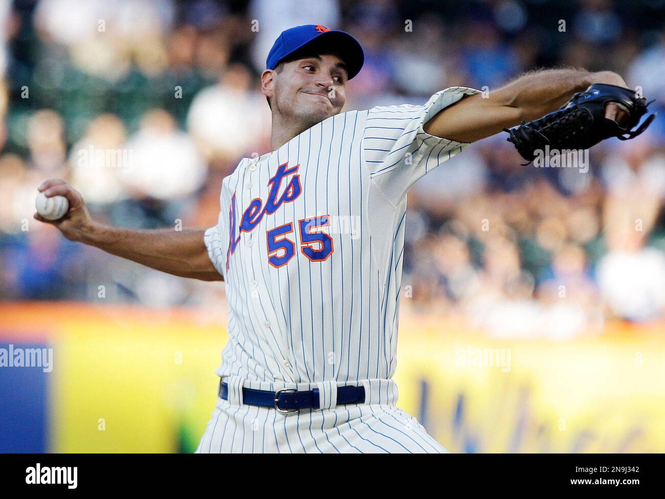 New York Mets' Chris Young delivers a pitch during the first inning of ...