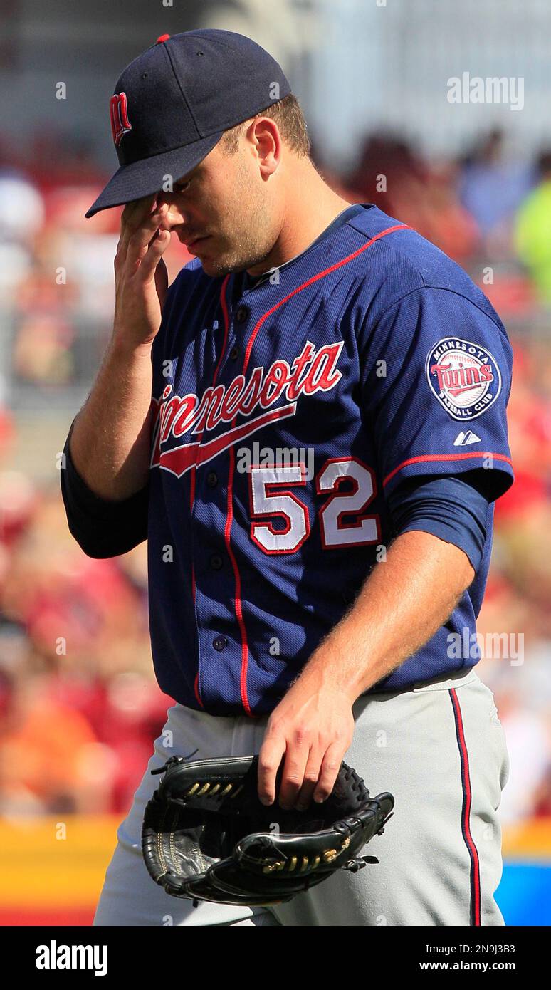 Minnesota Twins starting pitcher Brian Duensing walks off the field ...