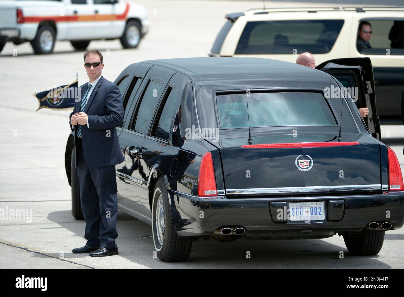 A Secret Service agent stands guard on the tarmac as President Barack ...
