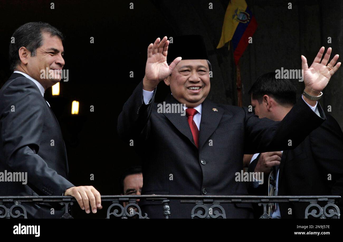 Indonesia's President Susilo Bambang Yudhoyono, right, waves as Ecuador ...