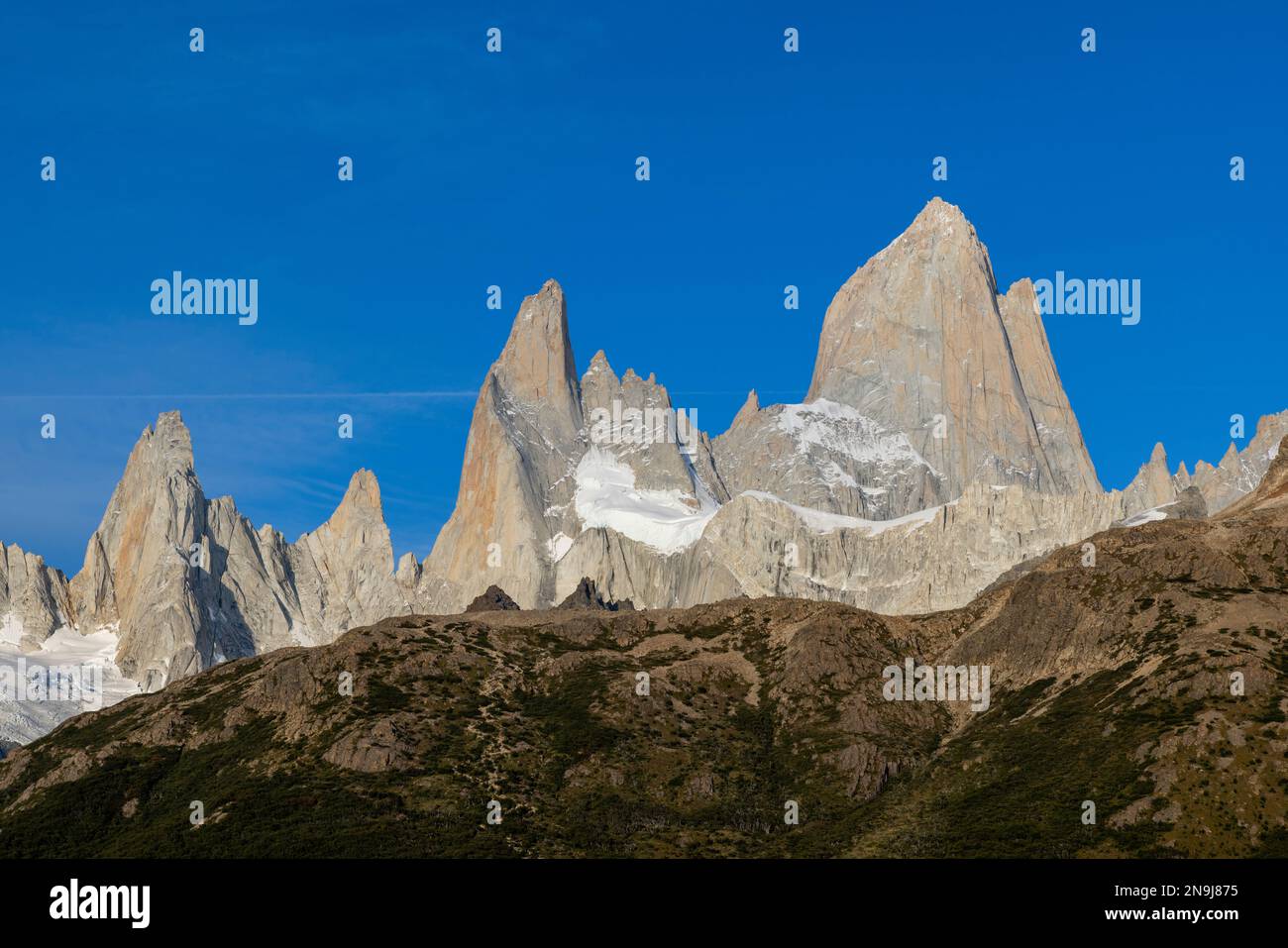 Picturesque mountain scenery while hiking to Laguna de los Tres and ...