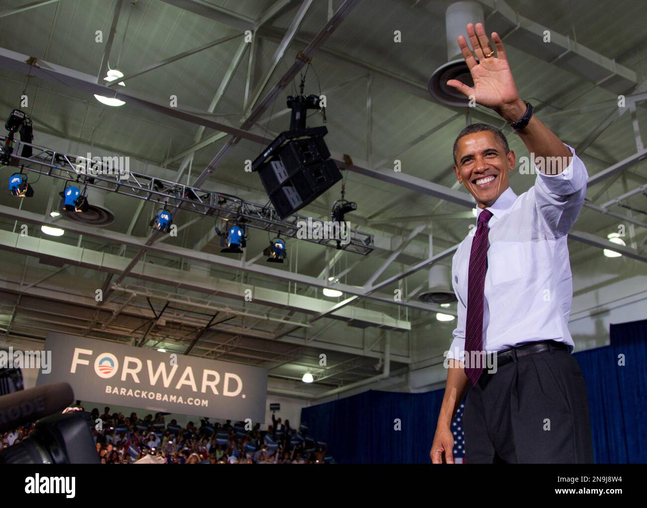 President Barack Obama waves to the cheering crowd as he arrives to ...