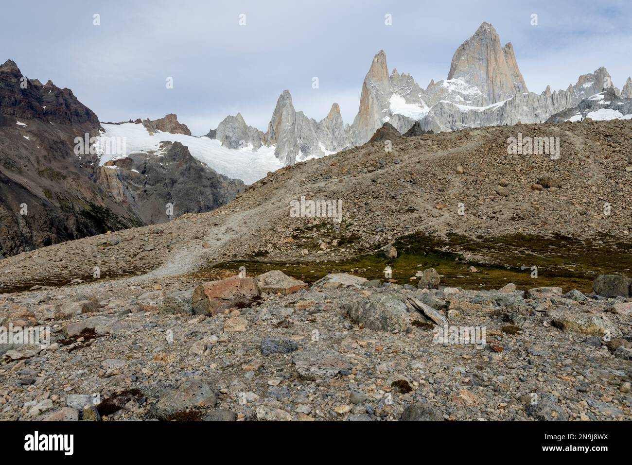 Picturesque mountain scenery while hiking to Laguna de los Tres and ...