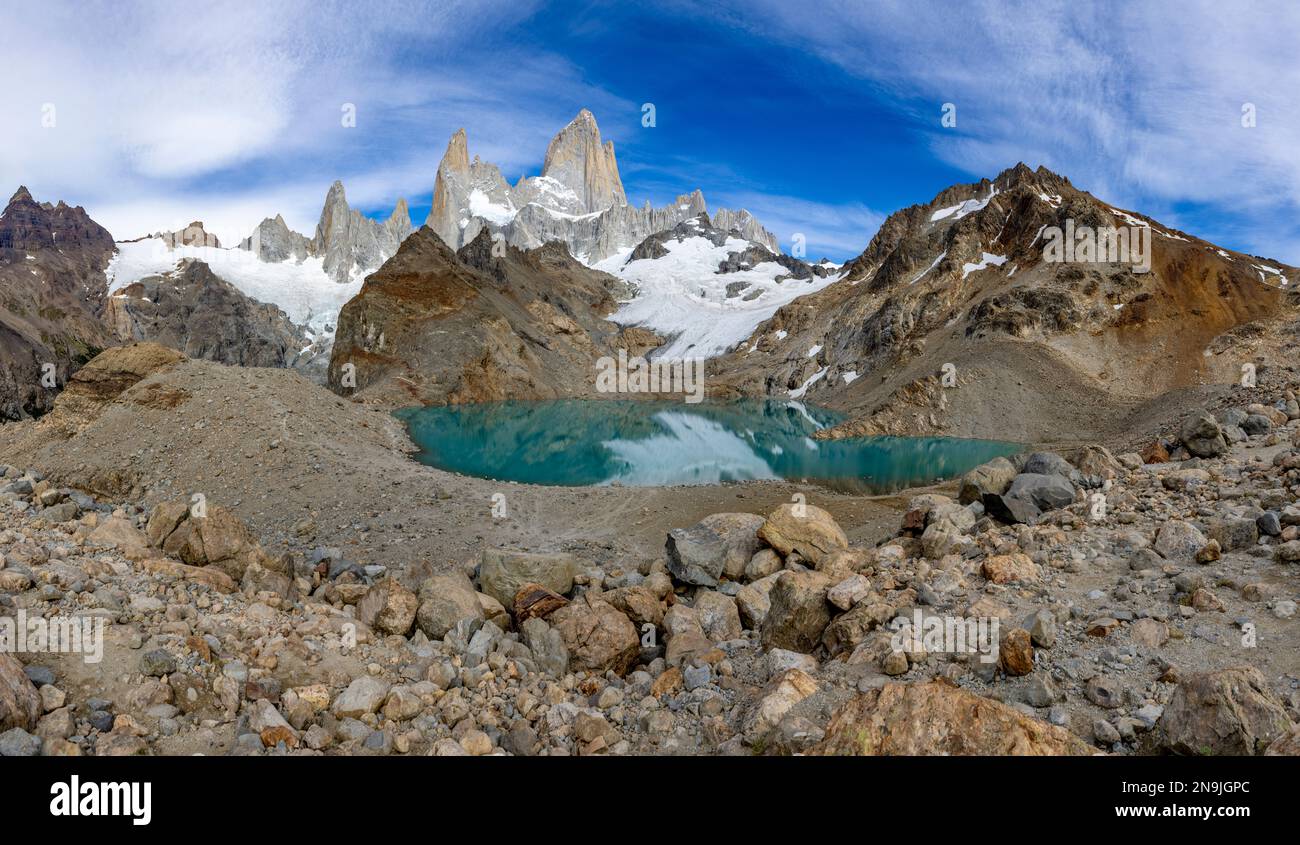 Stunning Laguna de los Tres with its turquoise water and Mount Fitz Roy ...