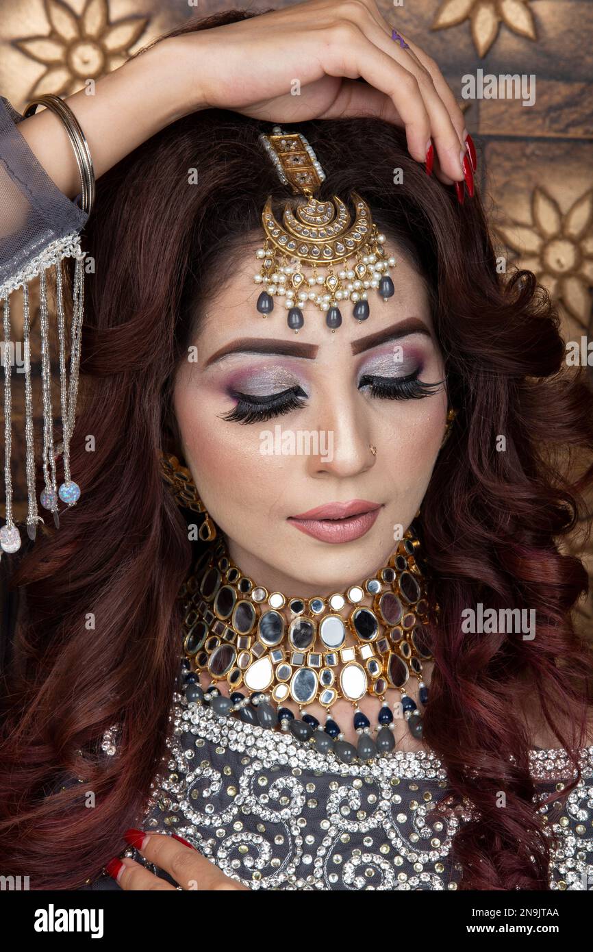 Indian bride dressed in traditional wedding clothes Stock Photo - Alamy