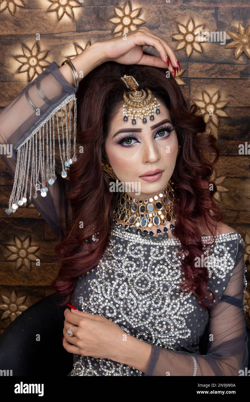 Indian bride dressed in traditional wedding clothes Stock Photo - Alamy