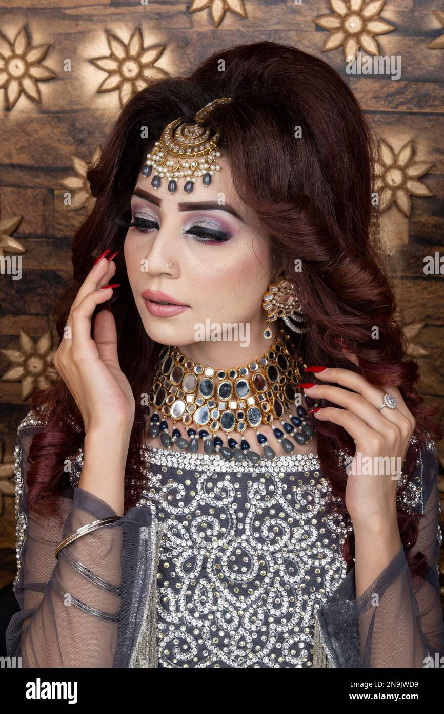Indian bride dressed in traditional wedding clothes Stock Photo - Alamy