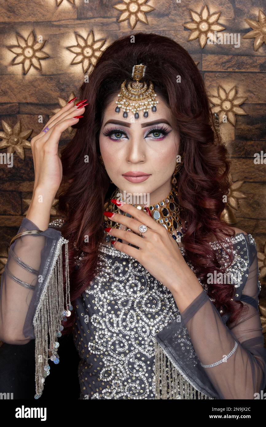 Indian bride dressed in traditional wedding clothes Stock Photo - Alamy