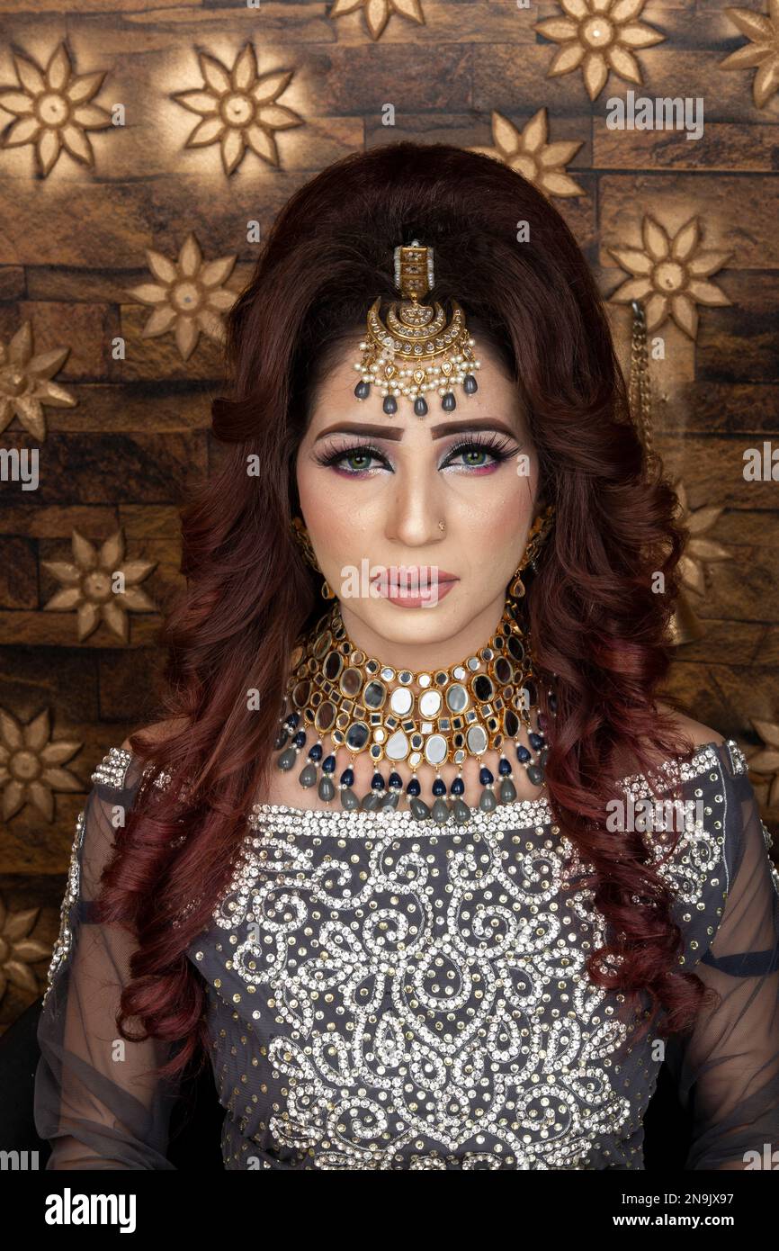 Indian bride dressed in traditional wedding clothes Stock Photo - Alamy