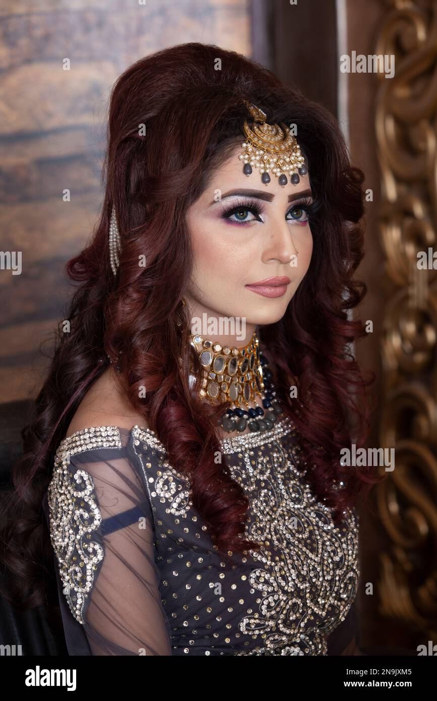 Indian bride dressed in traditional wedding clothes Stock Photo - Alamy
