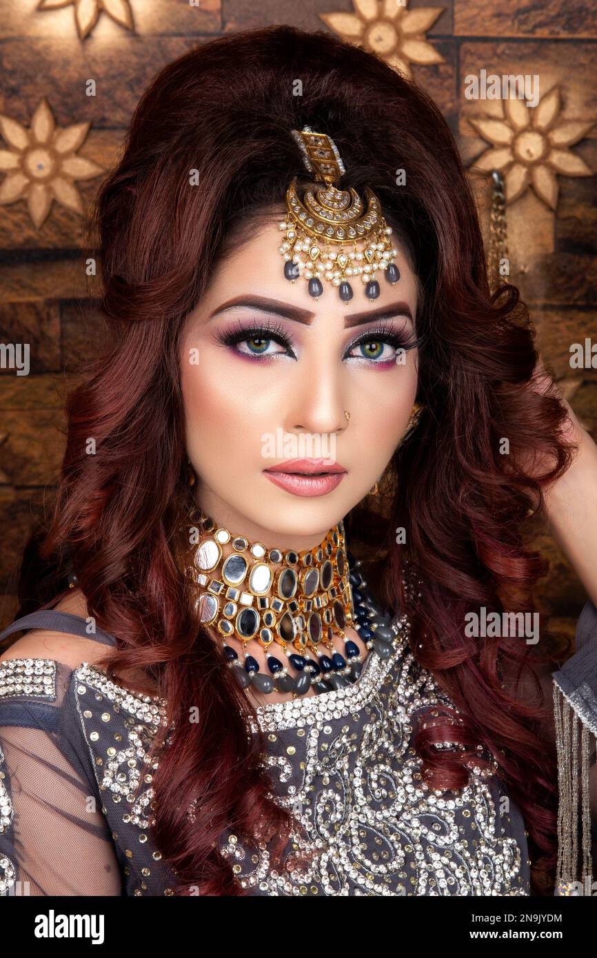 Indian bride dressed in traditional wedding clothes Stock Photo - Alamy