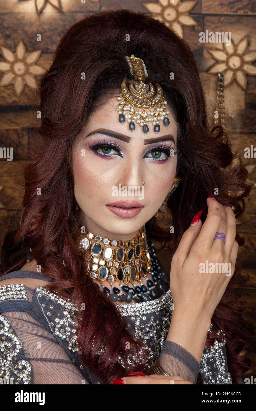 Indian bride dressed in traditional wedding clothes Stock Photo - Alamy