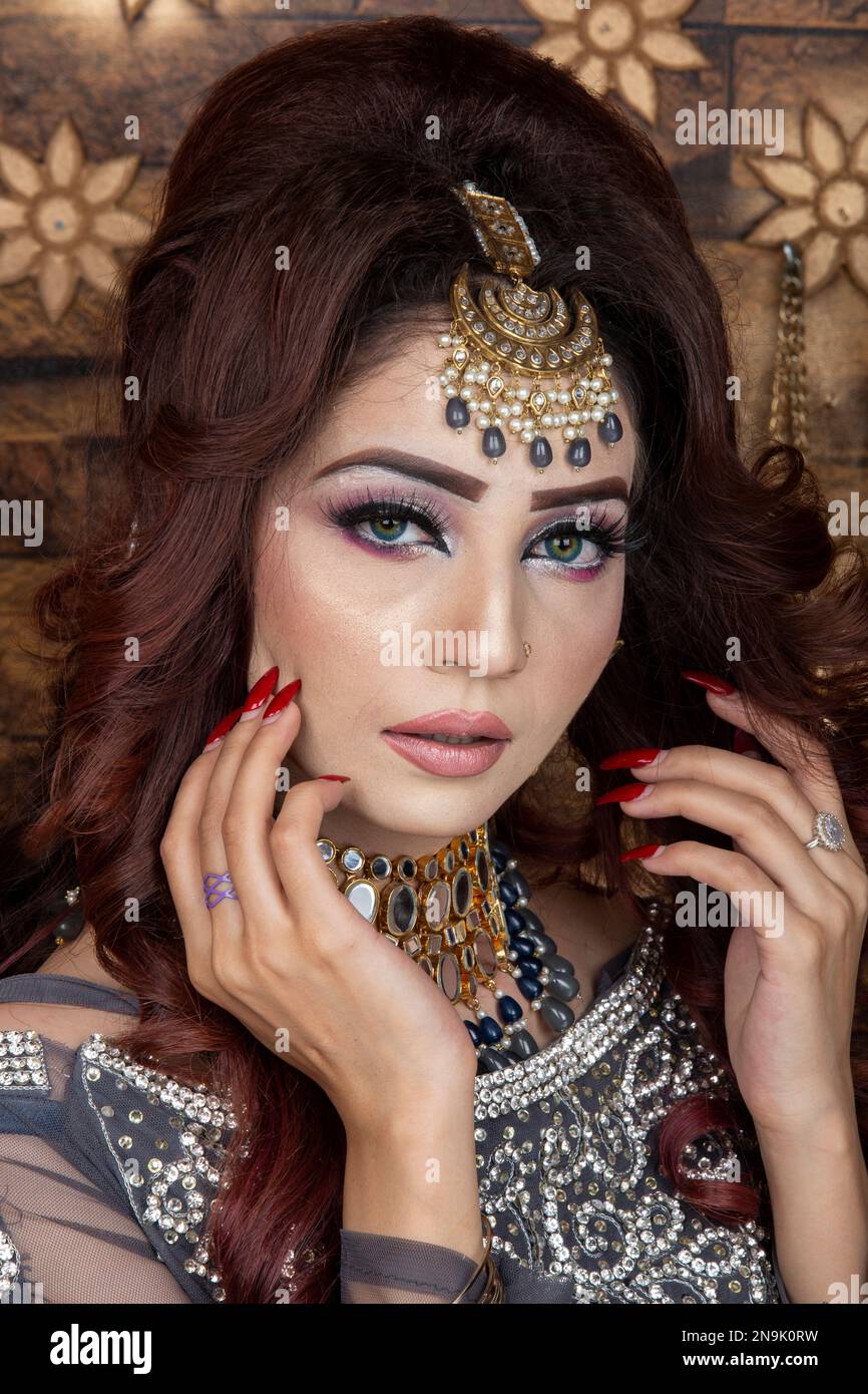 Indian bride dressed in traditional wedding clothes Stock Photo - Alamy