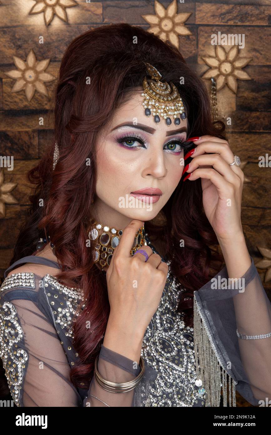 Indian bride dressed in traditional wedding clothes Stock Photo - Alamy