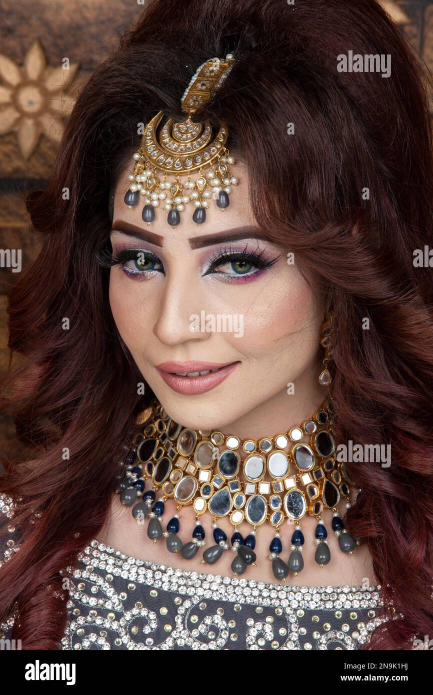 Indian bride dressed in traditional wedding clothes Stock Photo - Alamy