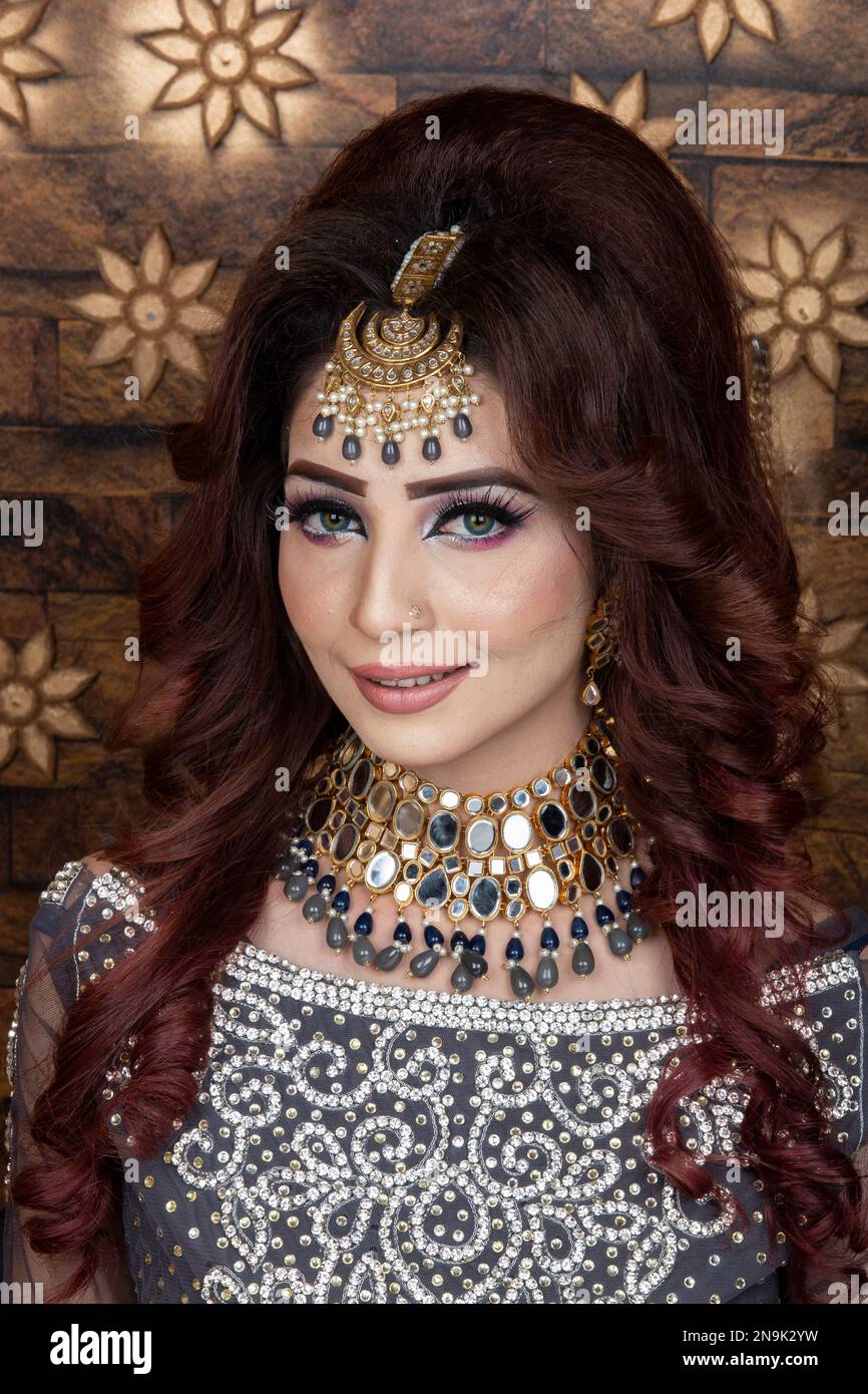 Indian bride dressed in traditional wedding clothes Stock Photo - Alamy