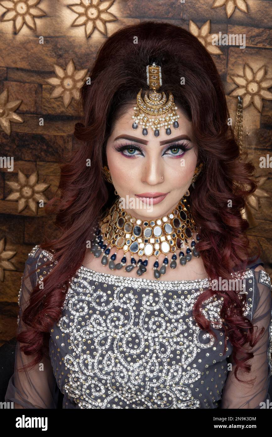 Indian bride dressed in traditional wedding clothes Stock Photo - Alamy