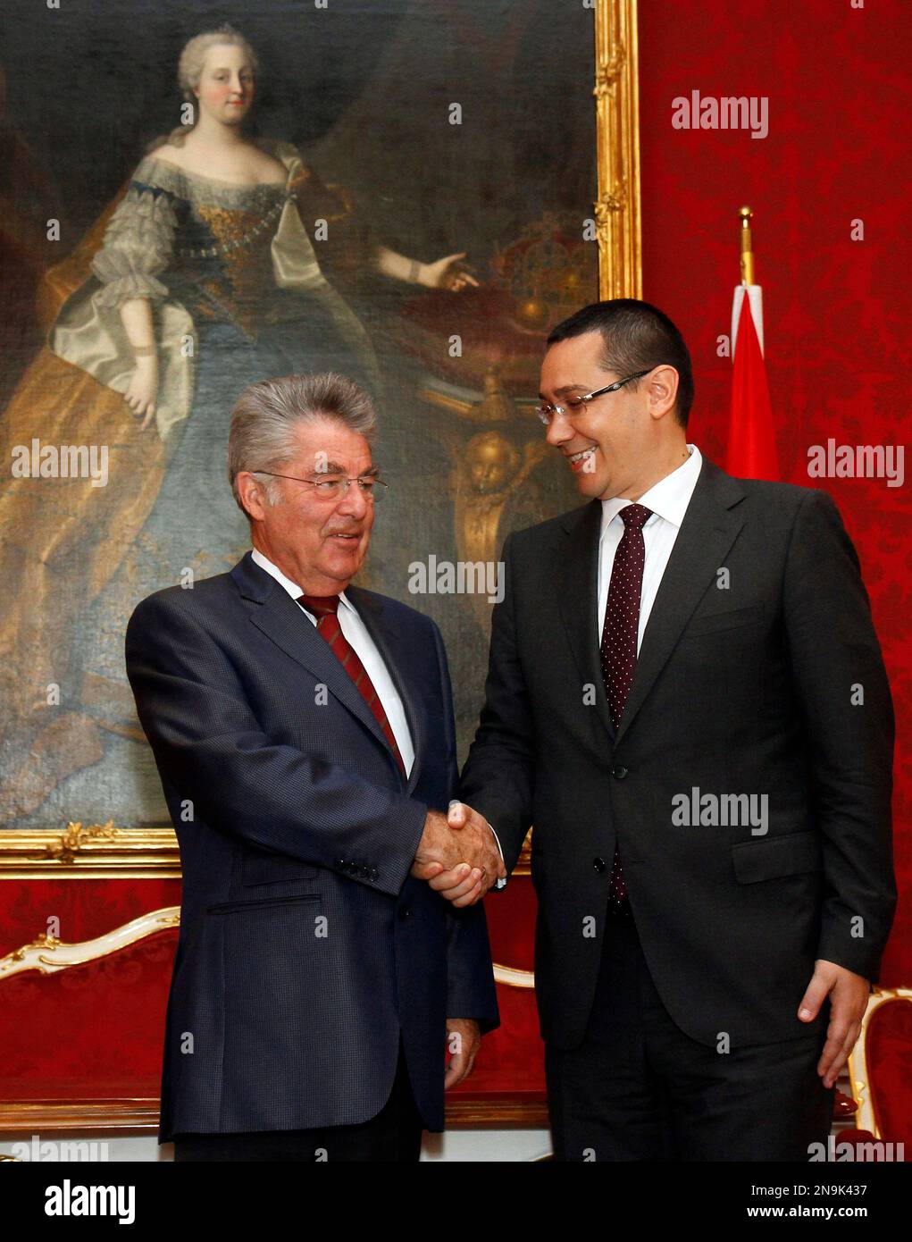 Austrian President Heinz Fischer welcomes Romanian Premier Victor Ponta ...