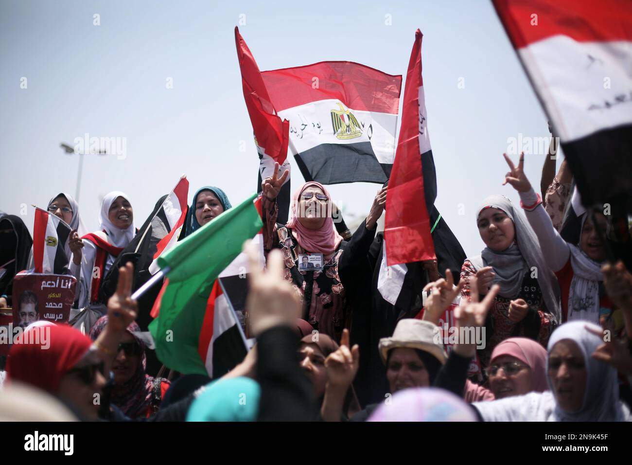 Egyptian supporters of Islamist candidate Mohammed Morsi flash victory ...
