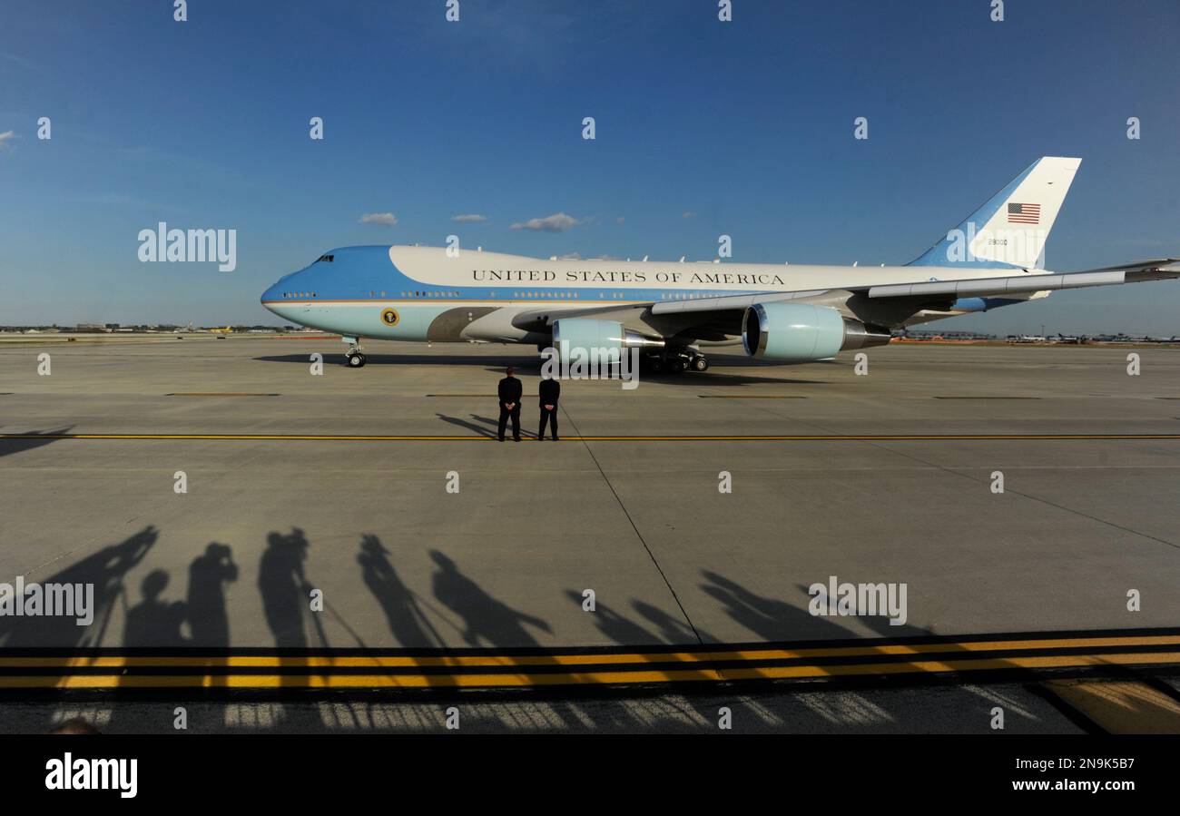 Air Force One prepares to take off from Chicago O'Hare International ...