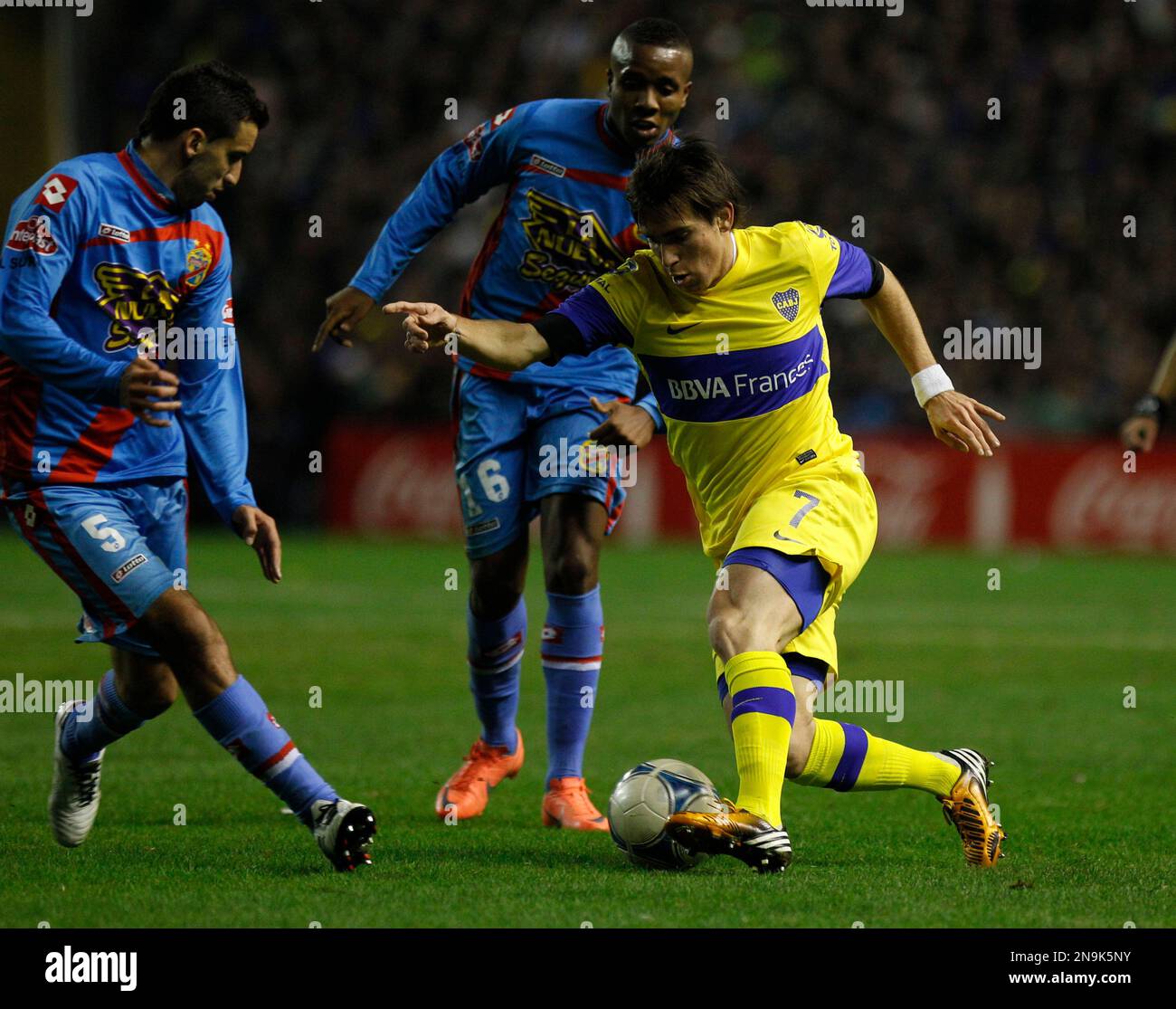 Boca Juniors' Pablo Mouche, right, dribbles past Jorge Ortiz, left, of ...