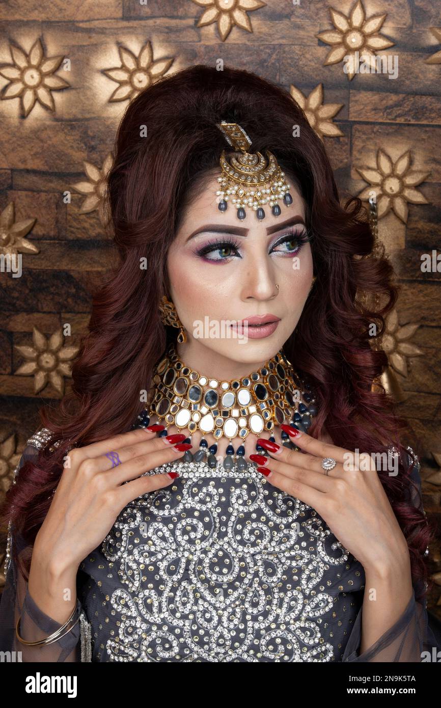 Indian bride dressed in traditional wedding clothes Stock Photo - Alamy