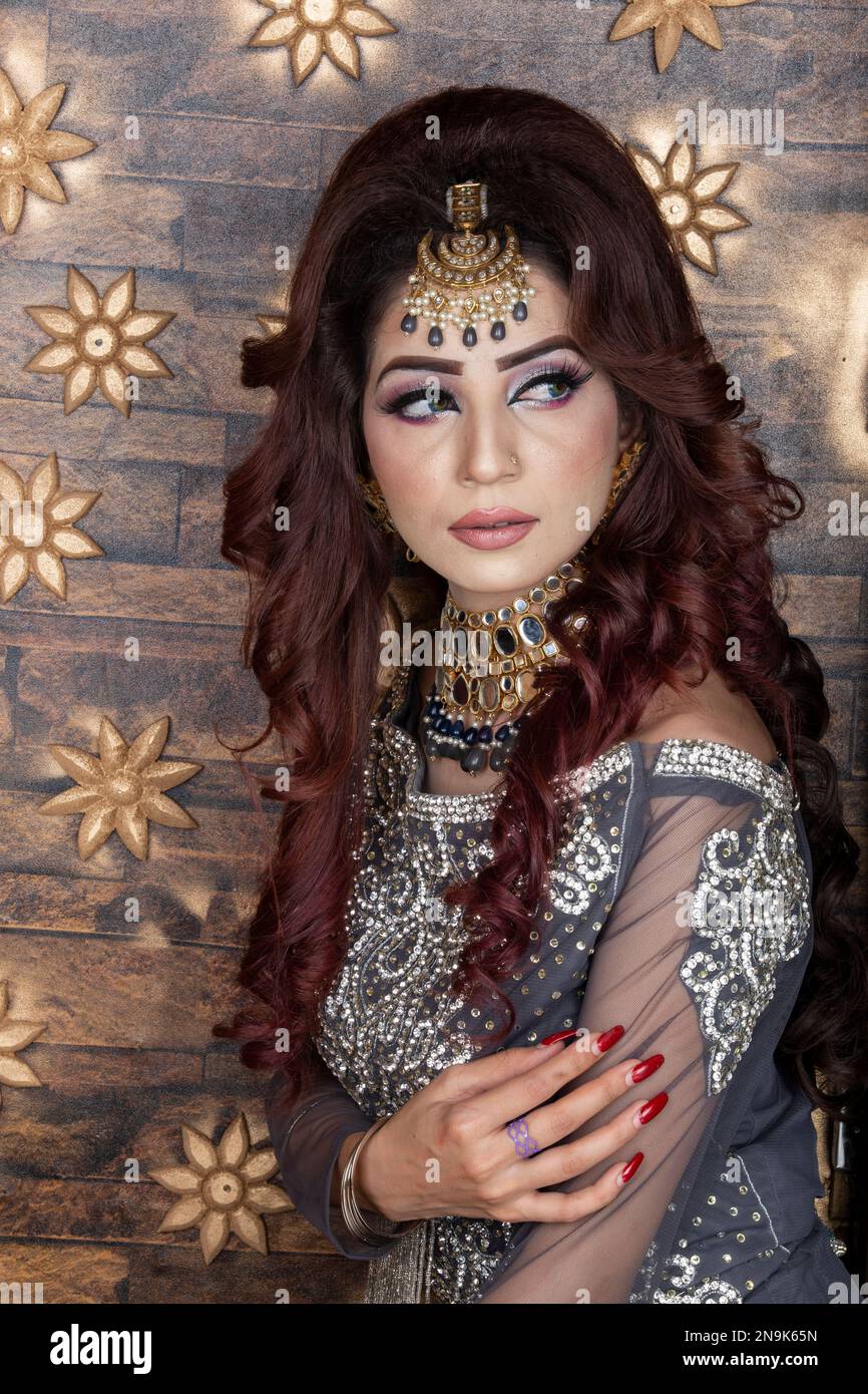 Indian bride dressed in traditional wedding clothes Stock Photo - Alamy