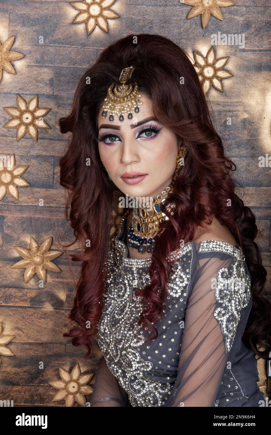 Indian bride dressed in traditional wedding clothes Stock Photo - Alamy