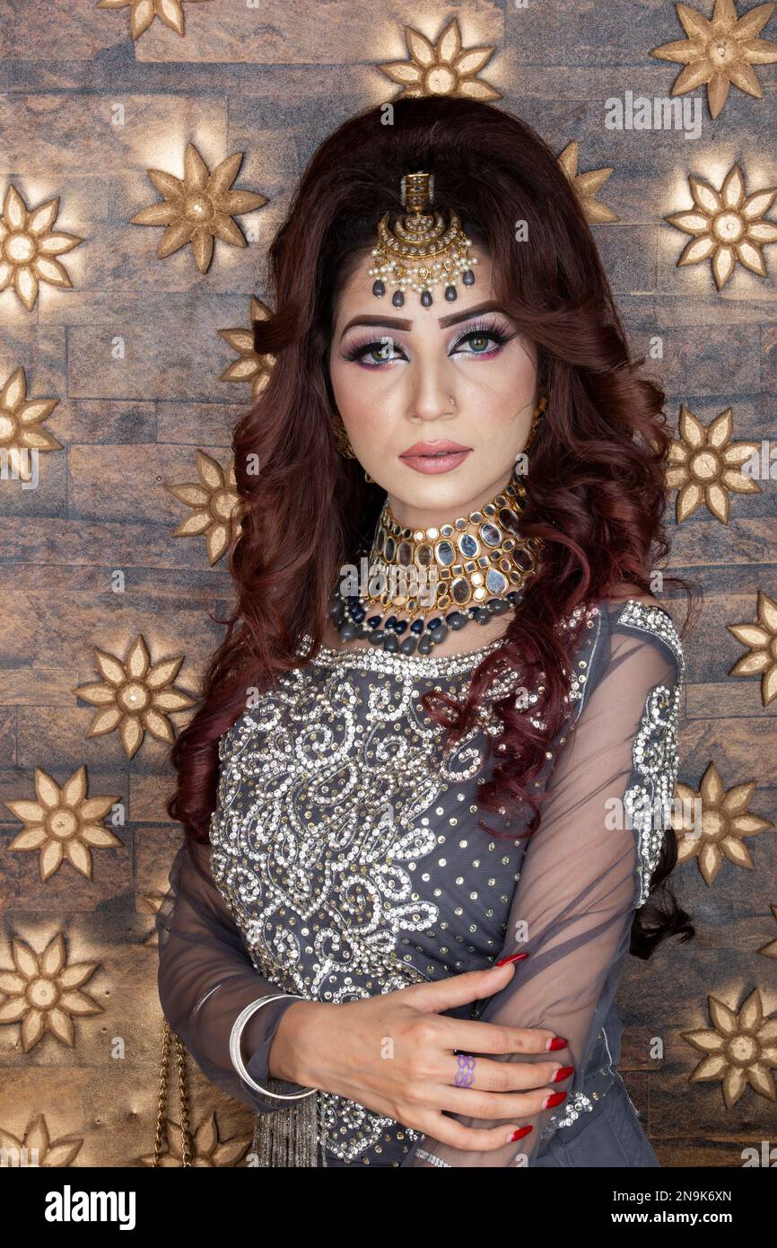 Indian bride dressed in traditional wedding clothes Stock Photo - Alamy