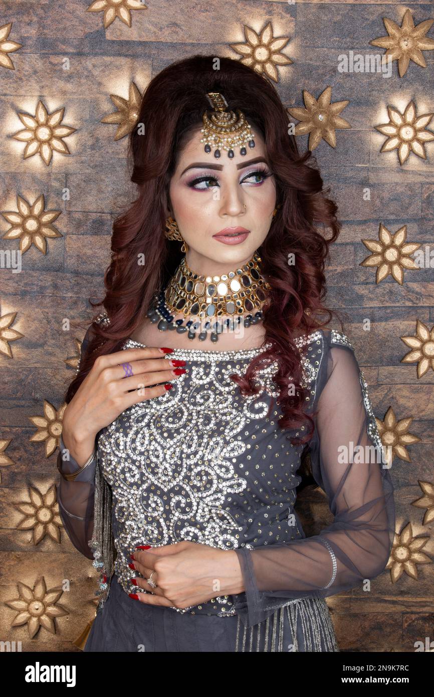 Indian bride dressed in traditional wedding clothes Stock Photo - Alamy