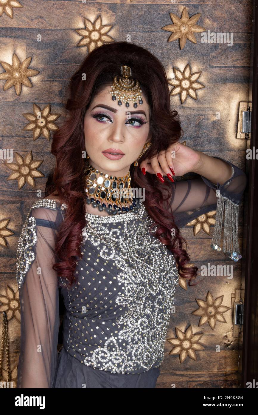 Indian bride dressed in traditional wedding clothes Stock Photo - Alamy