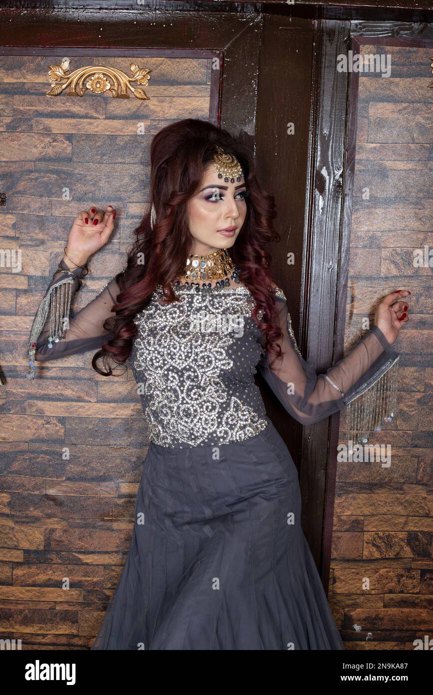 Indian bride dressed in traditional wedding clothes Stock Photo - Alamy