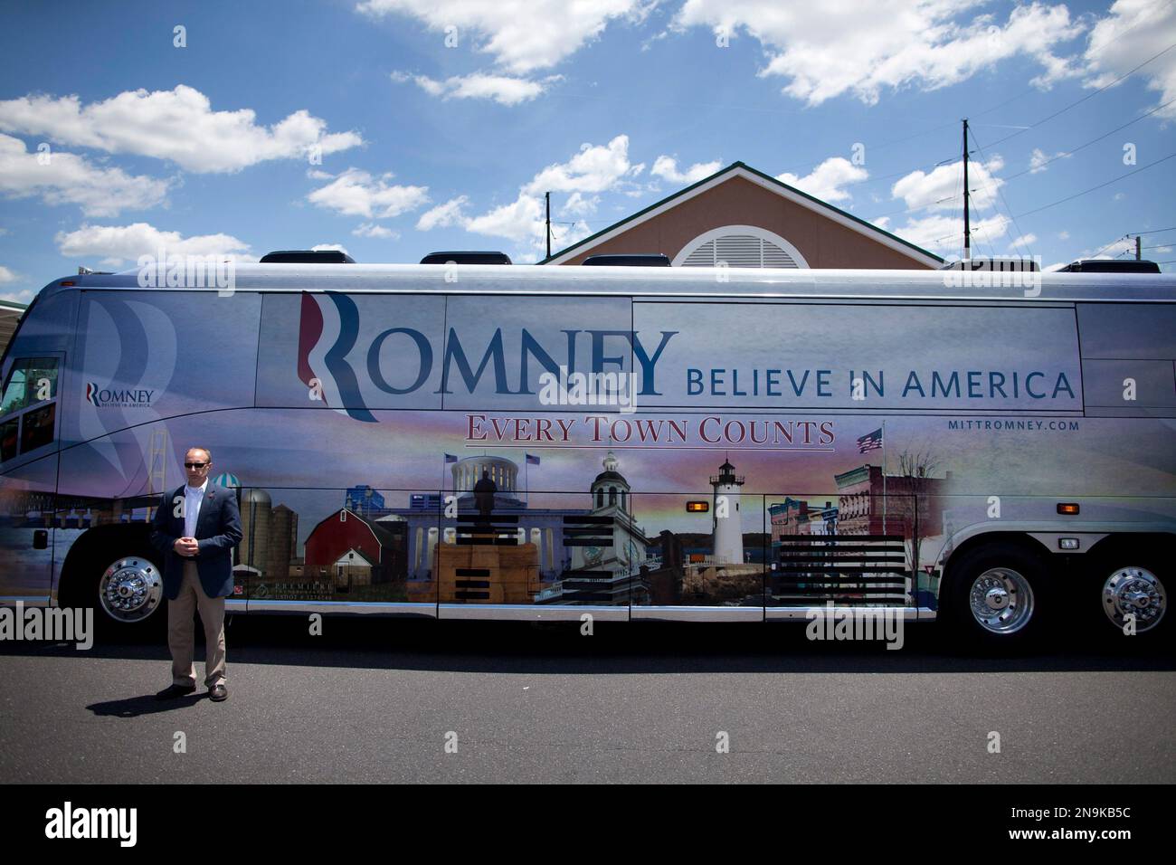 A Secret Service agent stands outside the bus of Republican ...