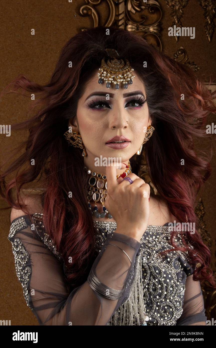 Indian bride dressed in traditional wedding clothes Stock Photo - Alamy