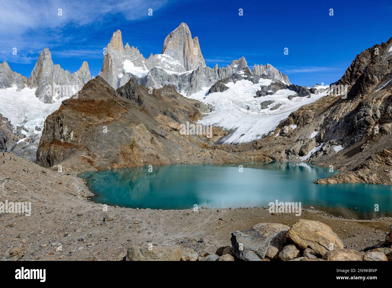 Stunning Laguna de los Tres with its turquoise water and Mount Fitz Roy ...