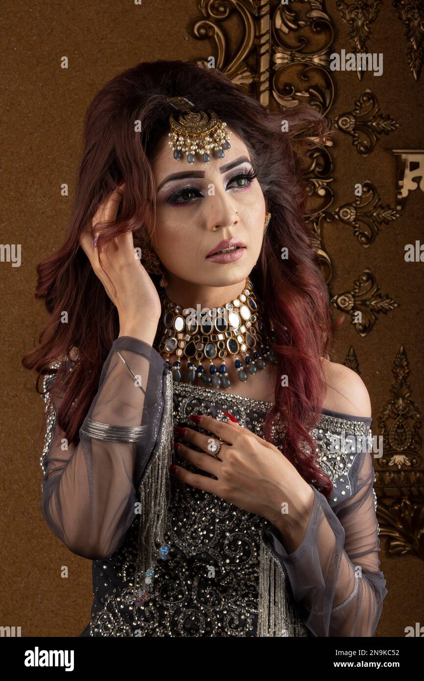 Indian bride dressed in traditional wedding clothes Stock Photo - Alamy