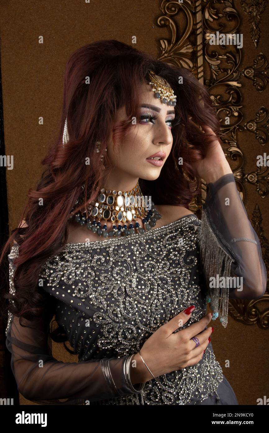 Indian bride dressed in traditional wedding clothes Stock Photo - Alamy