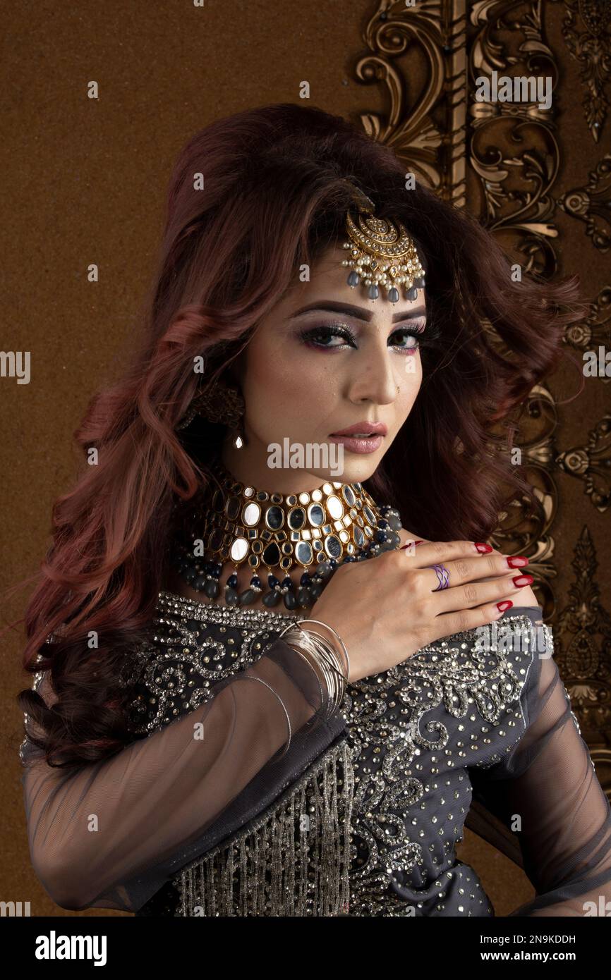 Indian bride dressed in traditional wedding clothes Stock Photo - Alamy