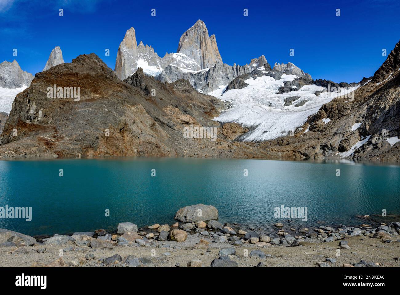 Stunning Laguna de los Tres with its turquoise water and Mount Fitz Roy ...