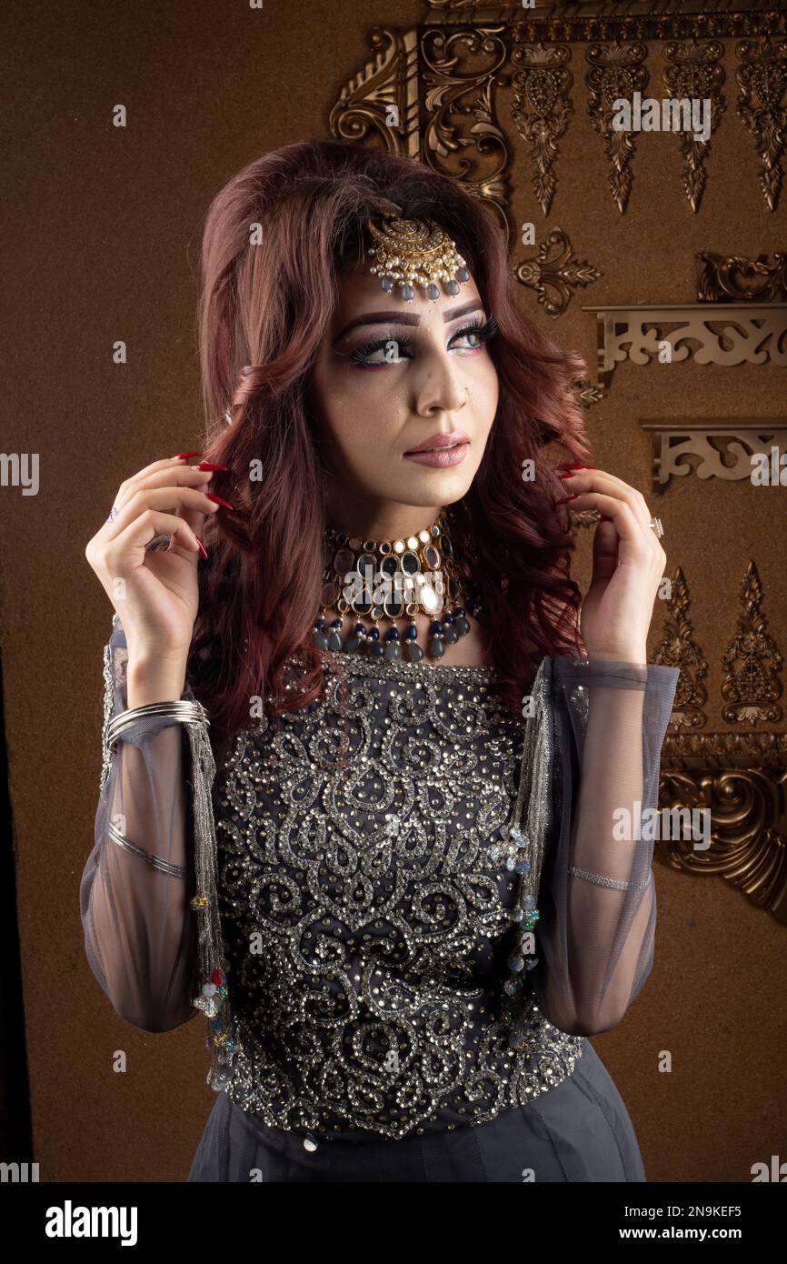 Indian bride dressed in traditional wedding clothes Stock Photo - Alamy