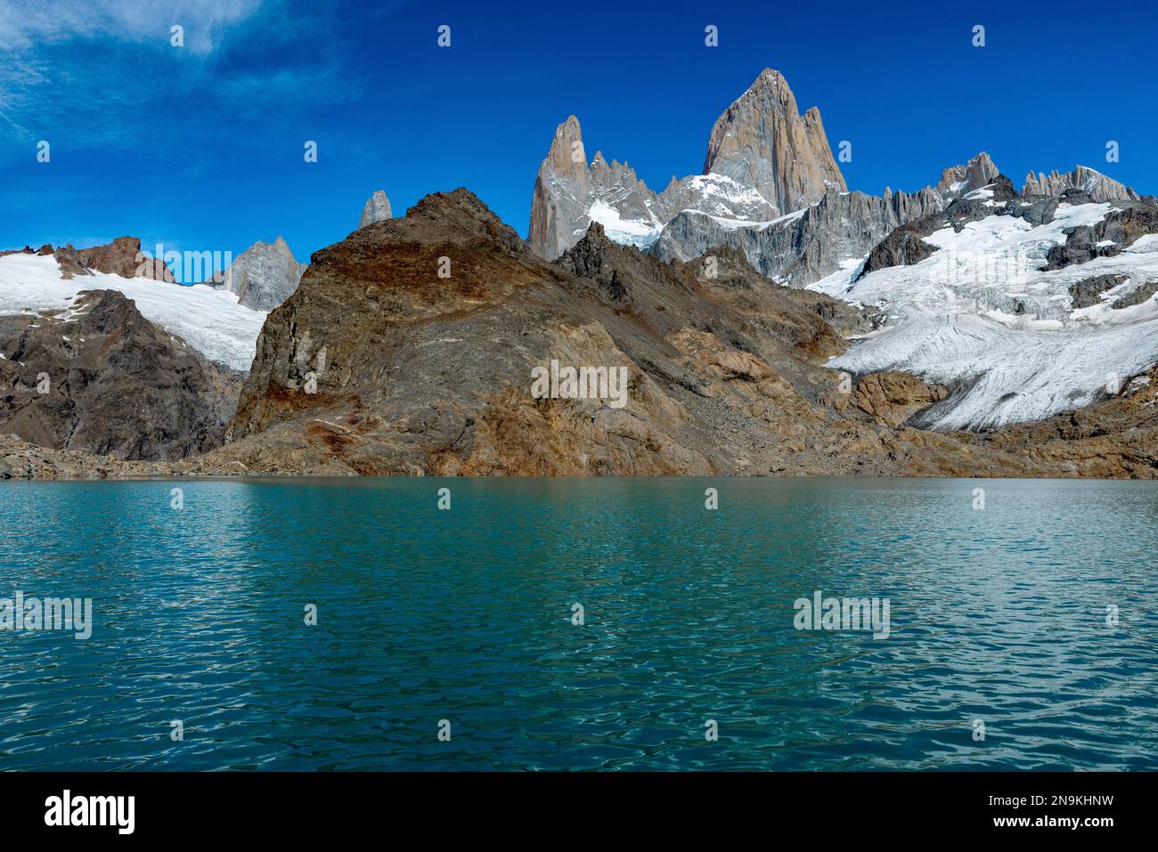 Stunning Laguna de los Tres with its turquoise water and Mount Fitz Roy ...