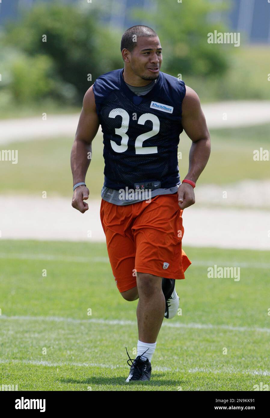 Chicago Bears running back Kahlil Bell (32) runs on the field during an ...