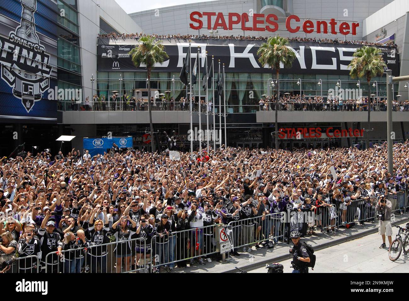 Los Angeles Kings fans cheer outside Staples Center during a parade and ...