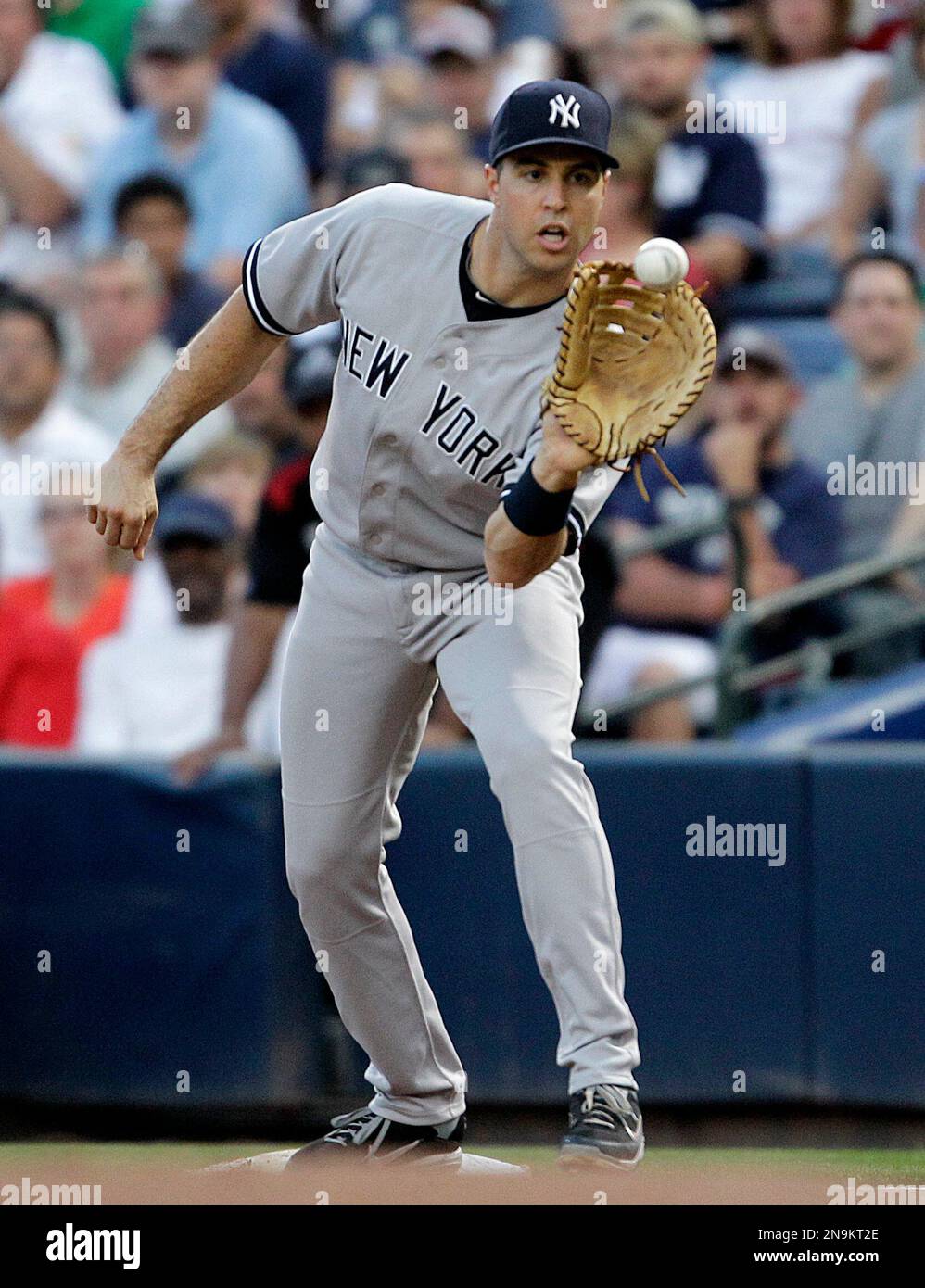 New York Yankees first baseman Mark Teixeira (25) plays in a baseball ...