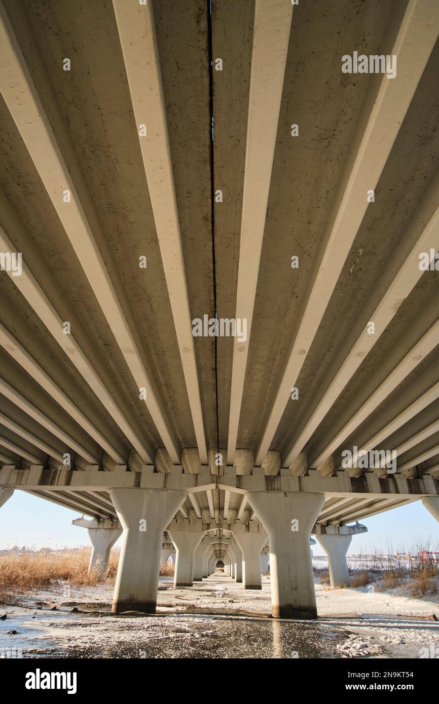 Columns motor vehicle bridge and smooth lines roadway Stock Photo - Alamy