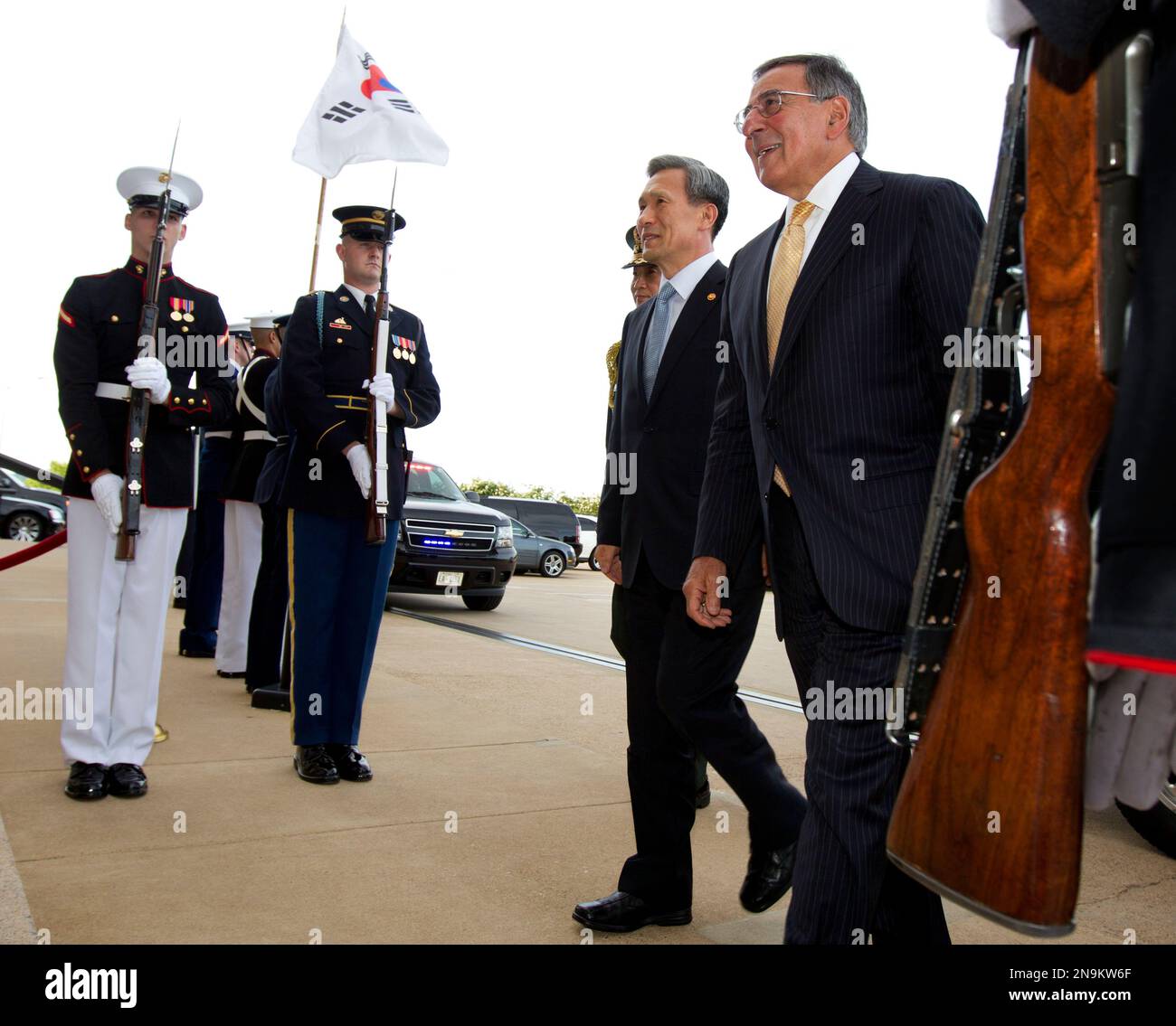 Defense Secretary Leon Panetta, right, hosts an honor cordon welcoming ...