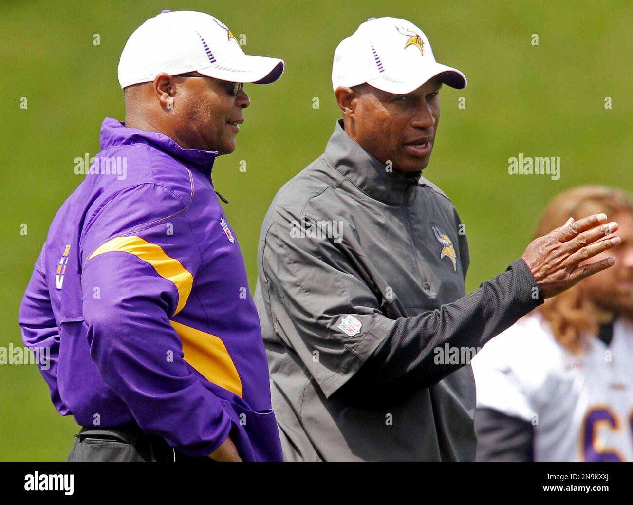 Minnesota Vikings head coach Leslie Frazier, right, speaks with Mike ...
