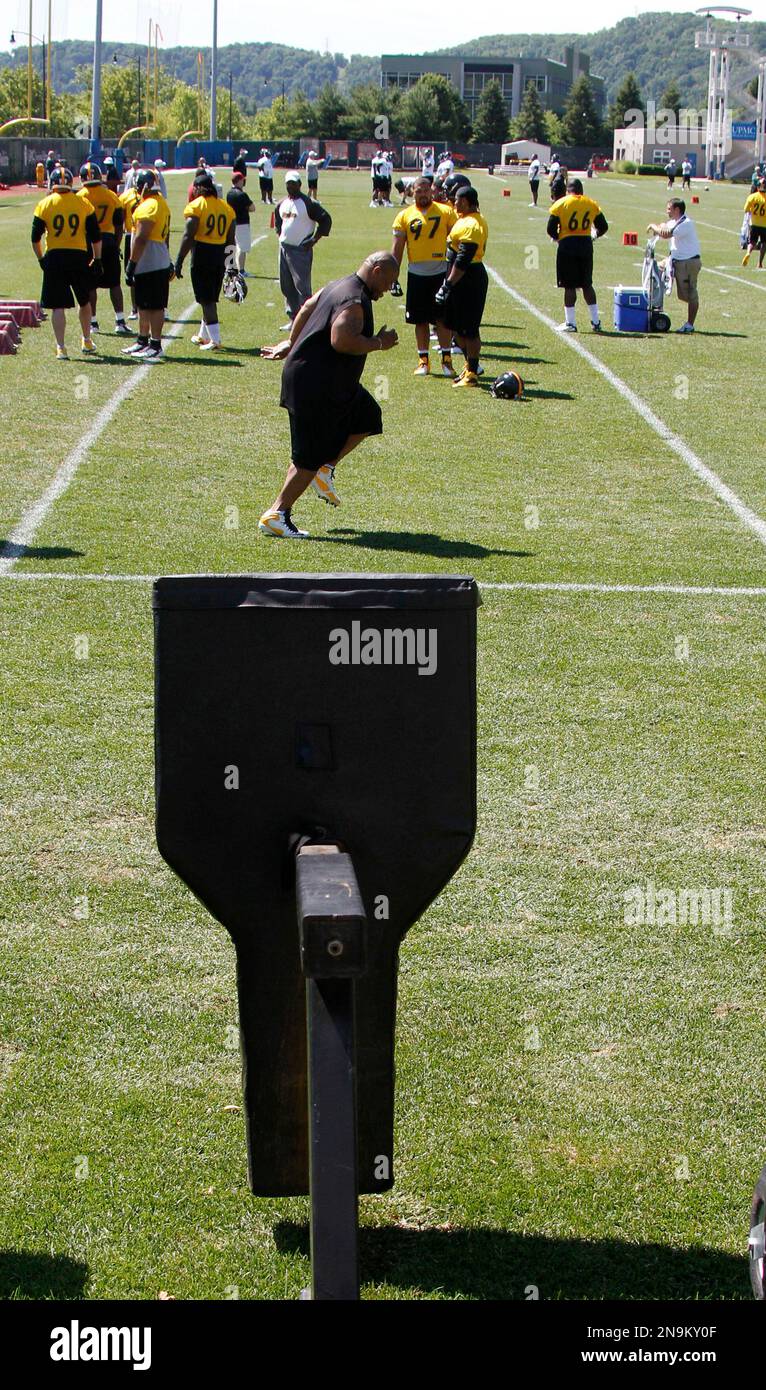 Pittsburgh Steelers nose tackle Casey Hampton, center, does some ...