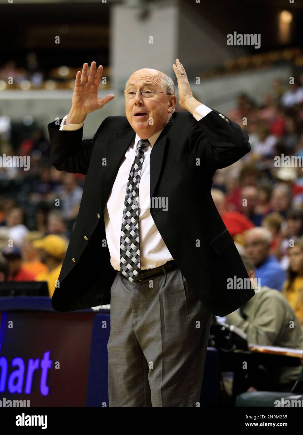 Connecticut Sun head coach Mike Thibault during the first half of a ...