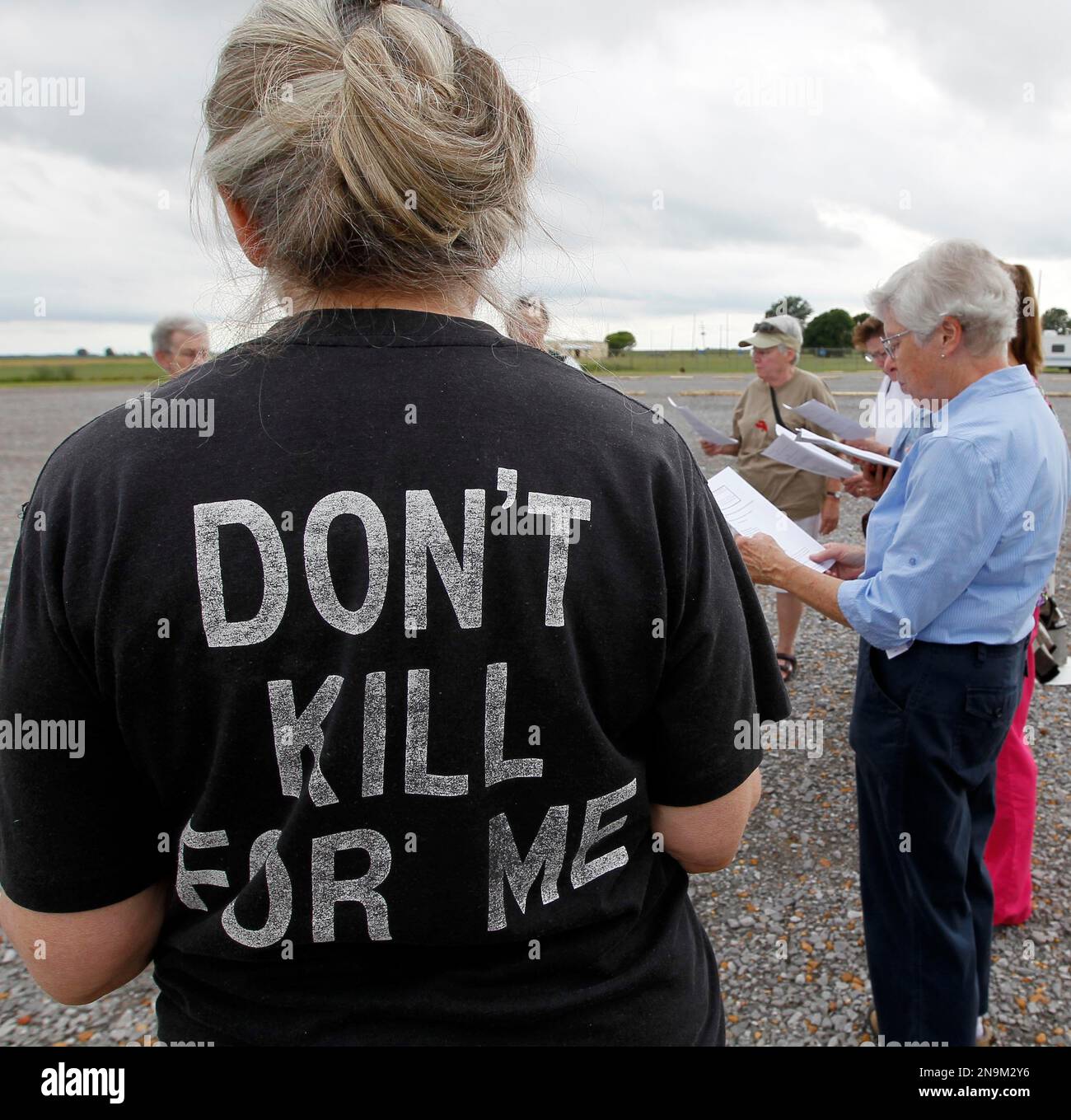 Death penalty opponents including Sheila O'Flaherty of Jackson, Miss ...